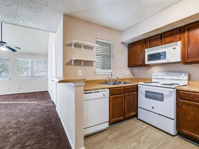 2 BR, 2 BA Apartment 9833 Walnut Street, Dallas, TX 75243