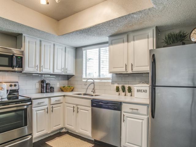 2 BR, 2 BA Apartment 9917 Whitehurst Dr, Dallas, TX 75243