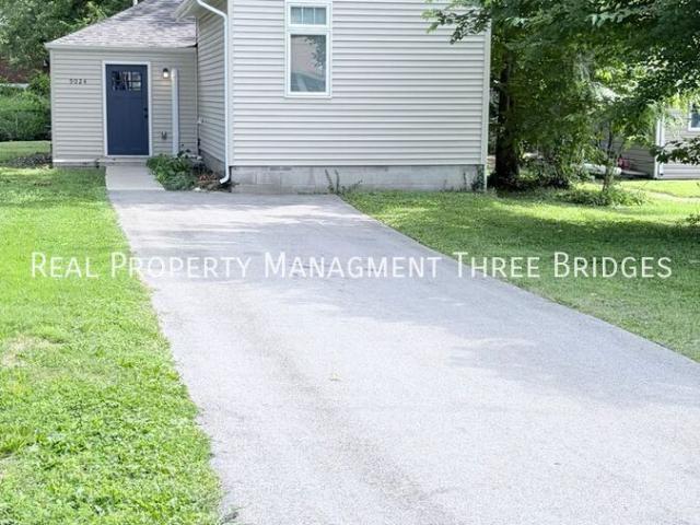 2 BR, 2 BA Apartment 9024 Forest Ave Overland, MO 63114