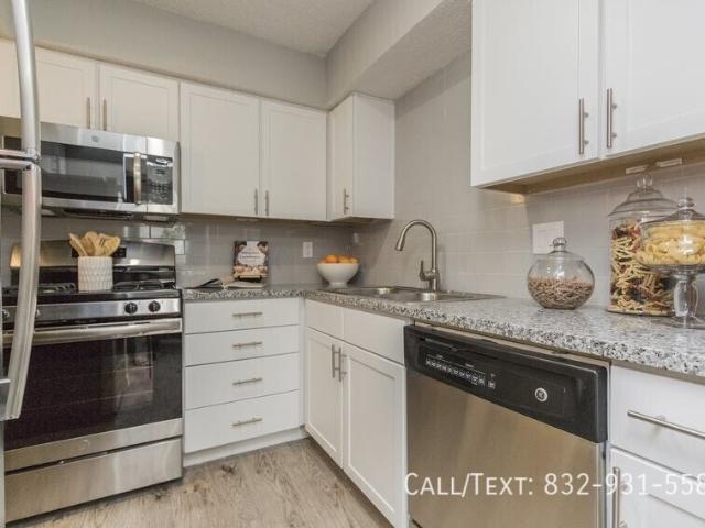 2 BR, 2 BA Apartment 9082 Westview Dr, Houston, TX 77055