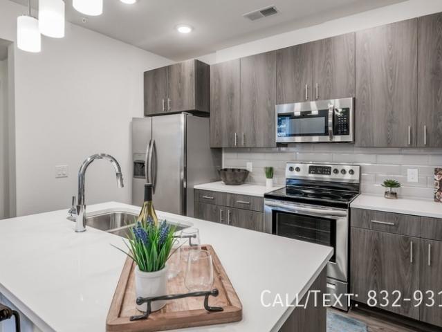 2 BR, 2 BA Apartment 9090 Creekside Forest Dr, The Woodlands, TX 77375