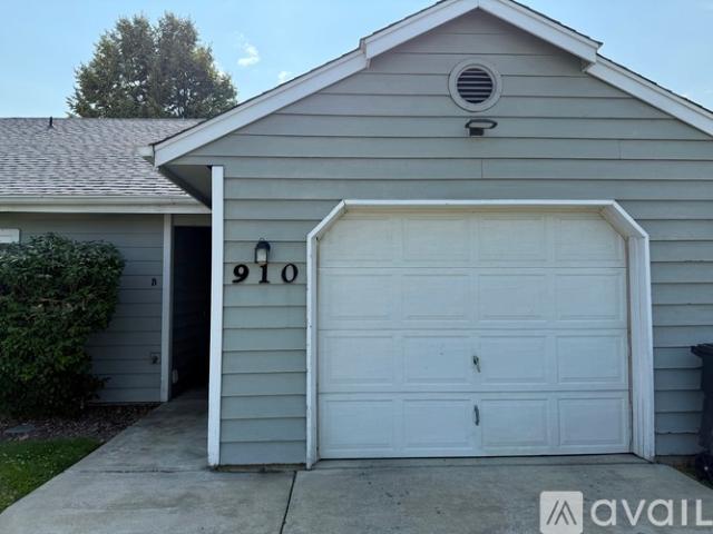 2 BR, 2 BA Apartment 910 North 34th Avenue, Unit B, Yakima, WA 98902