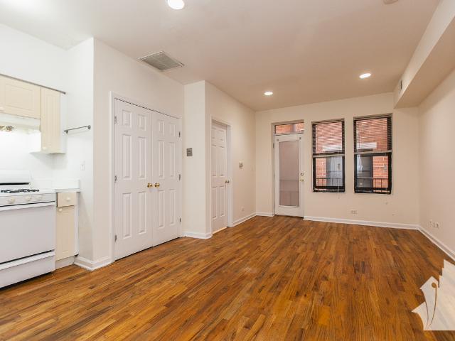 2 BR, 2 BA Apartment 917 West Dakin, Chicago, IL 60613