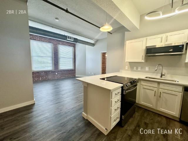 2 BR, 2 BA Apartment 920 Broadway Blvd, Kansas City, MO 64105