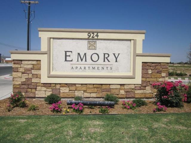 2 BR, 2 BA Apartment 924 E. Emory St Lubbock, TX 79403