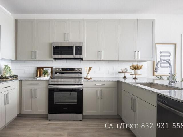 2 BR, 2 BA Apartment 9300 Westview Dr, Houston, TX 77055