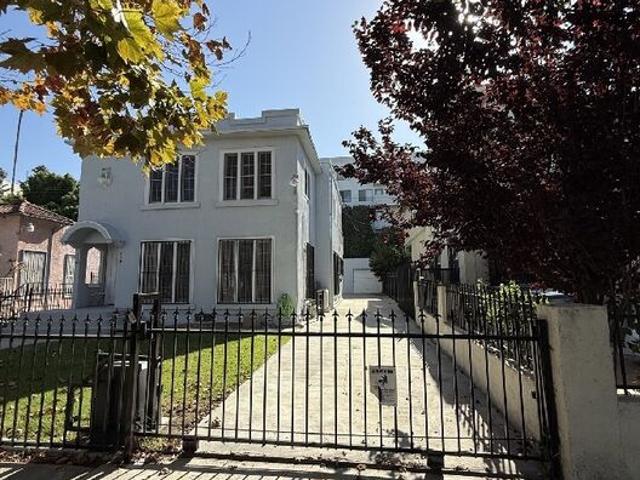 2 BR, 2 BA in Hancock Park Wilshire