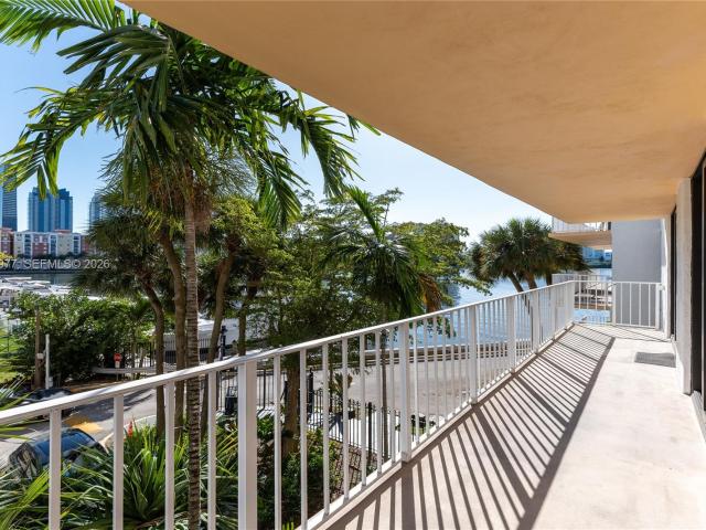 2 BR, 2 BA in Winston Towers 700