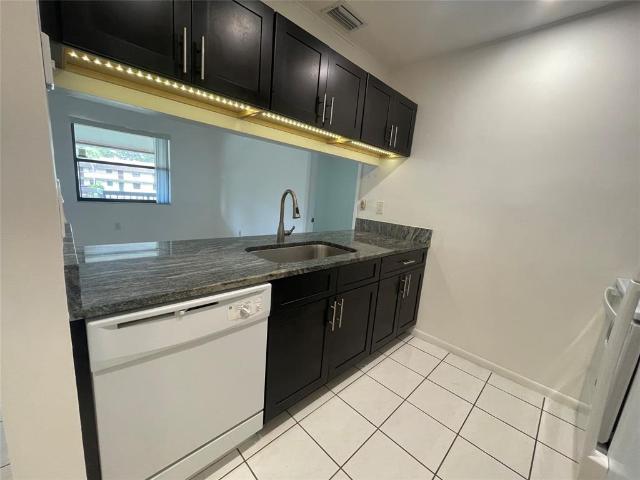 2 BR, 2 BA in Tamarac