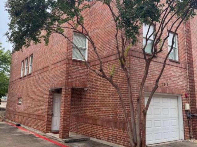 2 Br, 3 bath, Townhouse 207 E Mulberry St