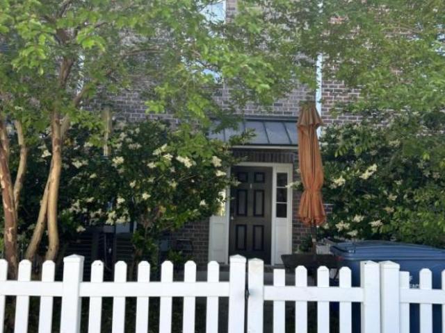 2 Br, 3 bath, Townhouse 2798 Howard Ave