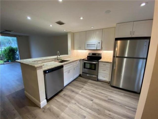 2 Br, 3 bath, Townhouse/Brownstone/RowHouse 1078 Jeffery Street