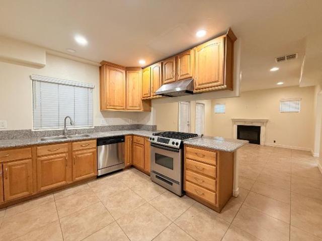 2 Br, 3 bath, Townhouse/Brownstone/RowHouse 1334 S Grand Ave