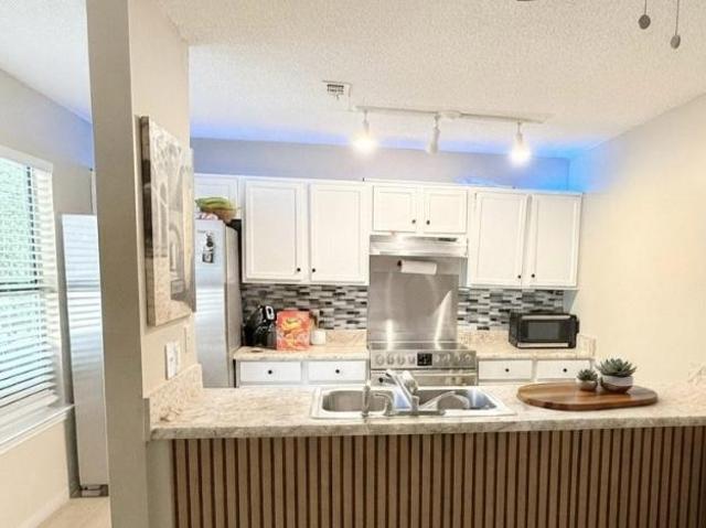 2 Br, 3 bath, Townhouse/Brownstone/RowHouse 2301 W Michigan Ave