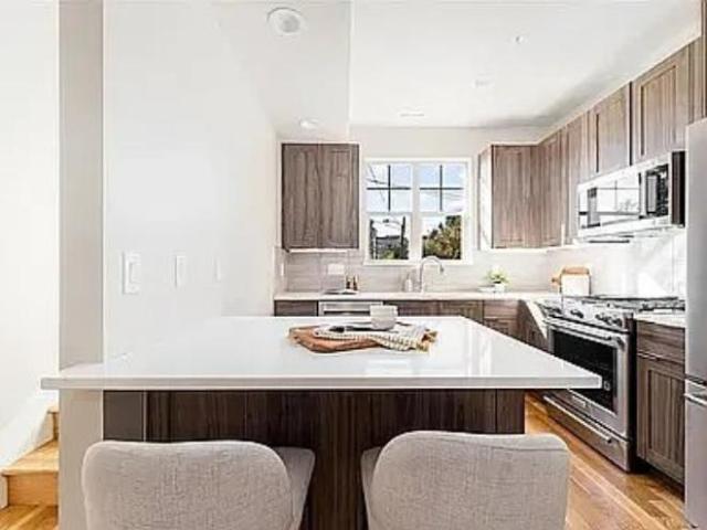 2 Br, 3 bath, Townhouse/Brownstone/RowHouse 2828 North Federal Blvd