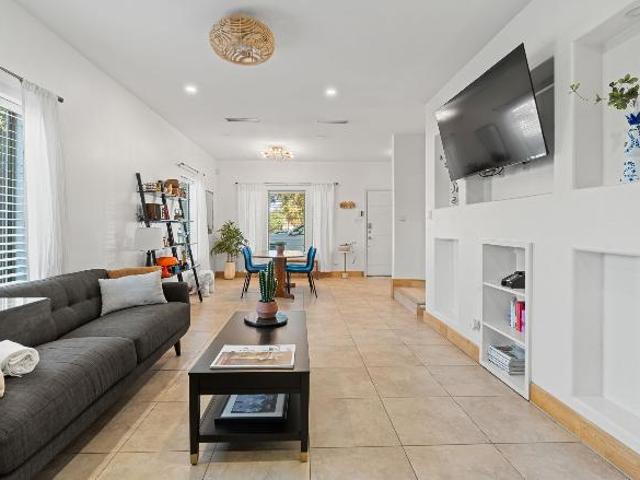 2 Br, 3 bath, Townhouse/Brownstone/RowHouse 3002 S L Ln