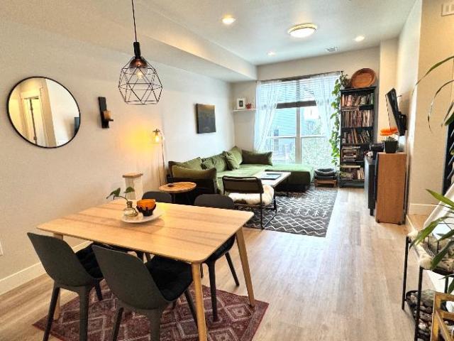 2 Br, 3 bath, Townhouse/Brownstone/RowHouse 3467 W 63rd Pl