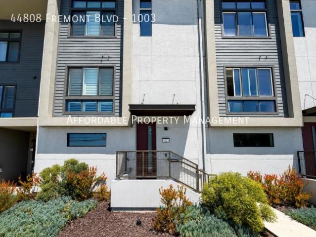 2 Br, 3 bath, Townhouse/Brownstone/RowHouse 44808 Fremont Blvd