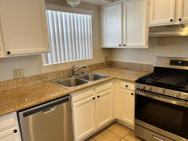 2 Br, 3 bath, Townhouse/Brownstone/RowHouse 514 E Valencia Ave