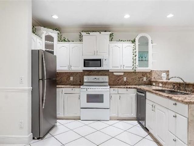 2 Br, 3 bath, Townhouse/Brownstone/RowHouse 512 S Ocean Boulevard
