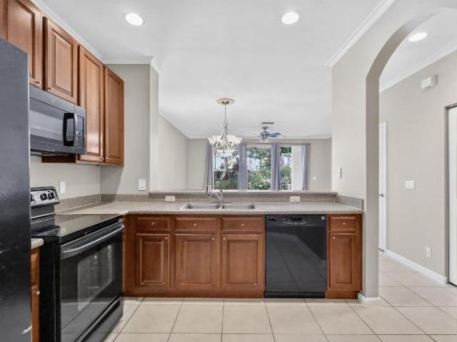 2 Br, 3 bath, Townhouse/Brownstone/RowHouse 8103 Bellagio Lane