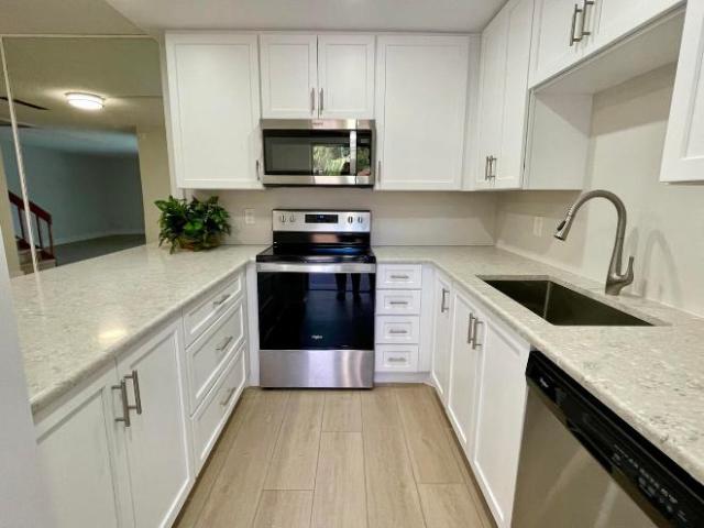 2 Br, 3 bath, Townhouse/Brownstone/RowHouse 825 Center Street