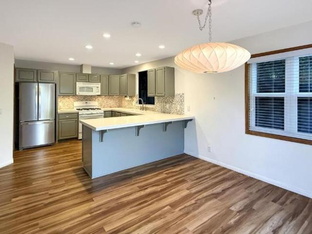3 Br, 3 bath, Townhouse/Brownstone/RowHouse 820 W Victoria St