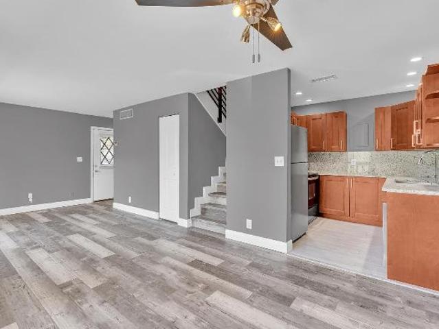 2 Br, 3 bath, Townhouse/Brownstone/RowHouse 8909 NW 28th Dr
