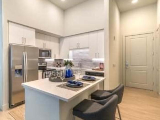 2 Br, 3 bath, Apartment 1800 N Hall St