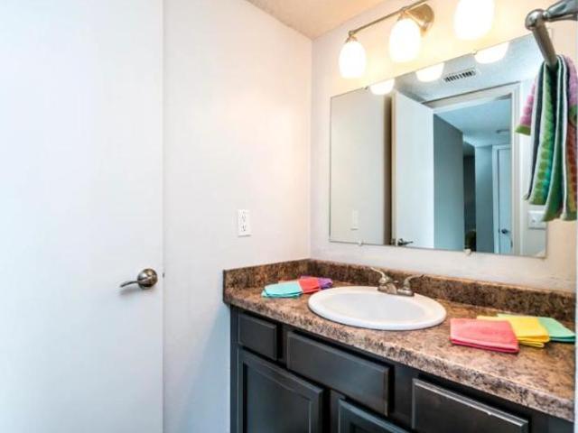 2 Br, 3 bath, Apartment 1836 W Robinson Ave