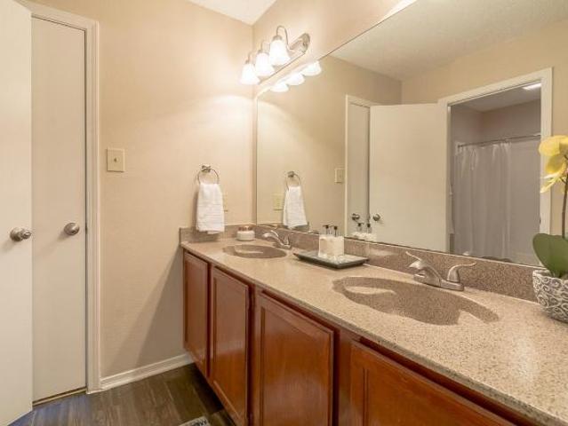 2 Br, 3 bath, Apartment 2735 N Garland Avenue