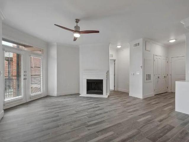 2 Br, 3 bath, Apartment 701 E Bluff St