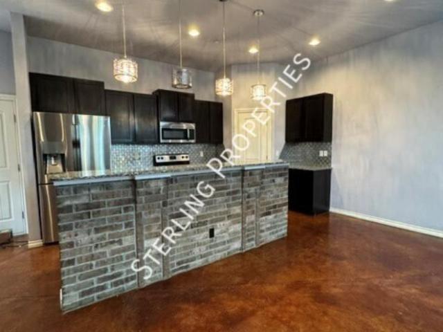 2 Br, 3 bath, Condo 541 S Fretz Ave