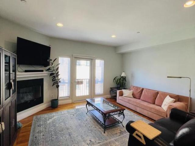 2 Br, 3 bath, Condo 637 S Grand Avenue