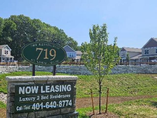 2 Br, 3 bath, Condo 719 Putnam Pike