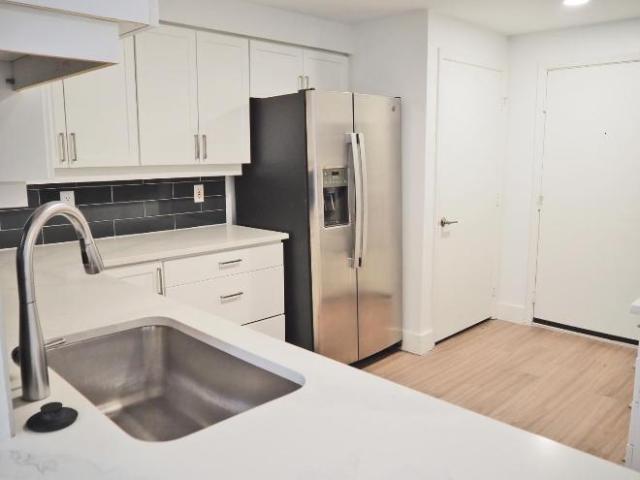 2 Br, 3 bath, Condo 7700 Greenway Blvd