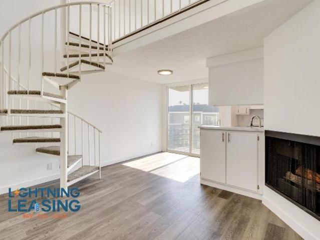 2 Br, 3 bath, Condo 8430 Cedros Ave