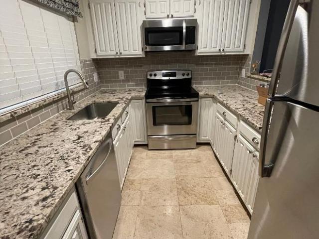 2 Br, 3 bath, Condo 3314 Douglas Ave