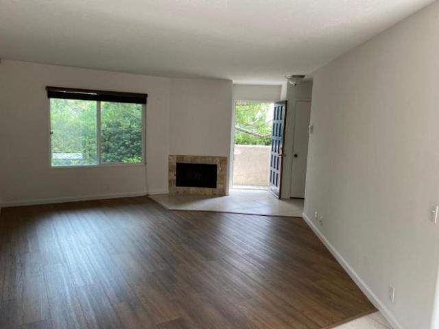 2 Br, 3 bath, Single Family Home 8454 Via Sonoma