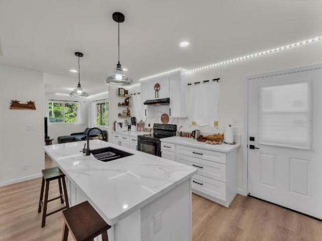 2 Br, 3 bath, Single Family 01 Liona St