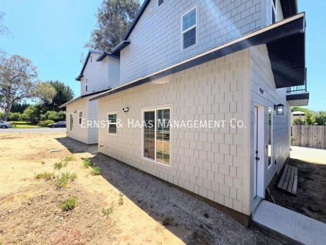 2 Br, 3 bath, Single Family 4169 Country Club Dr