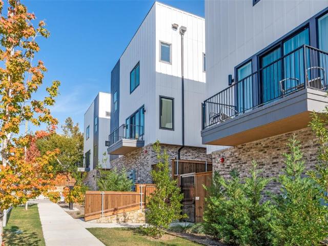 2 BR, 3 BA Apartment 2206 Arroyo Avenue, Dallas, TX 75219
