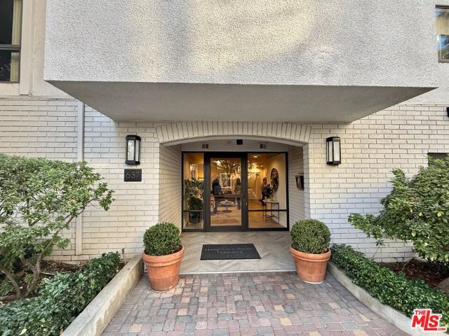 2 BR, 3 BA in Hancock Park Wilshire