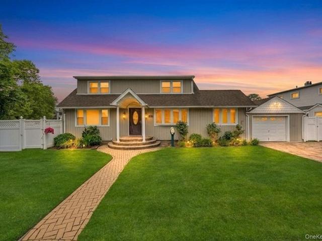 2 Briggs St, Hicksville, NY 11801
