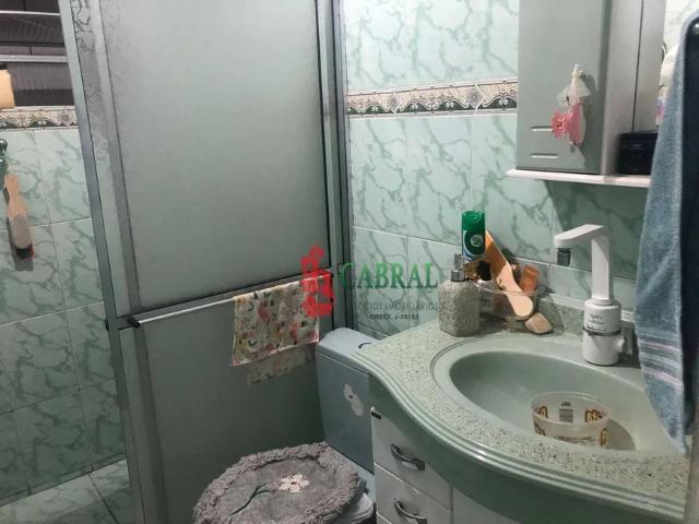 2 casas com 4 vagas cobertas