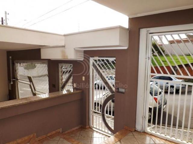 2 casas e um terreno no Centro