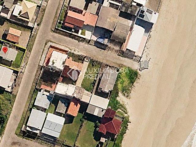 2 CASAS EM TERRENO AMPLO, A 80 METROS DA PRAIA EM BALNEÁRIO PINHAL