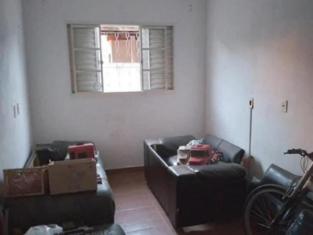 2 casas independentes no mesmo quintal cada uma com 2 quartos sendo 1 suíte