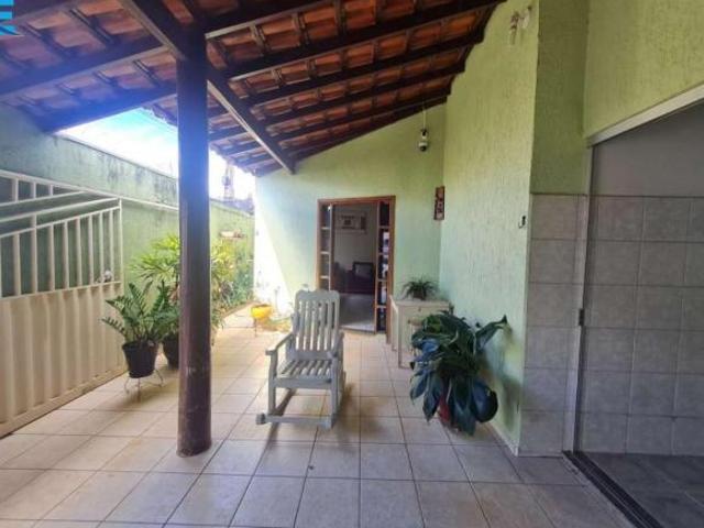 2 casas independentes, sendo uma de 3/4 com garagem e outra de 1/4 com garagem, em terreno de 280,50