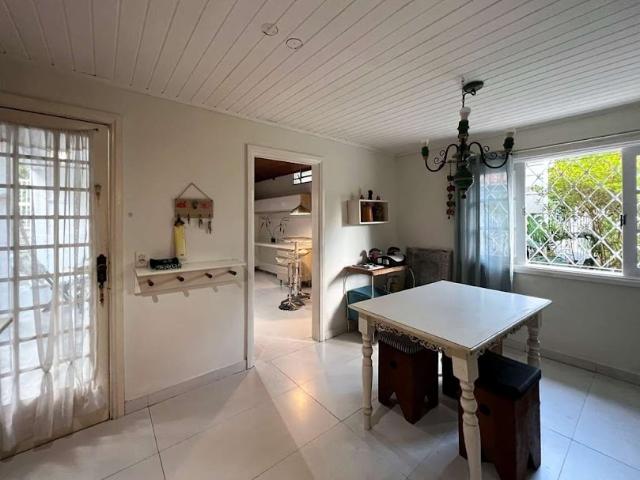 2 casas independentes, porém interligadas! Total de 5 Dormitórios / 3 Suites Piscina e muito jardim!